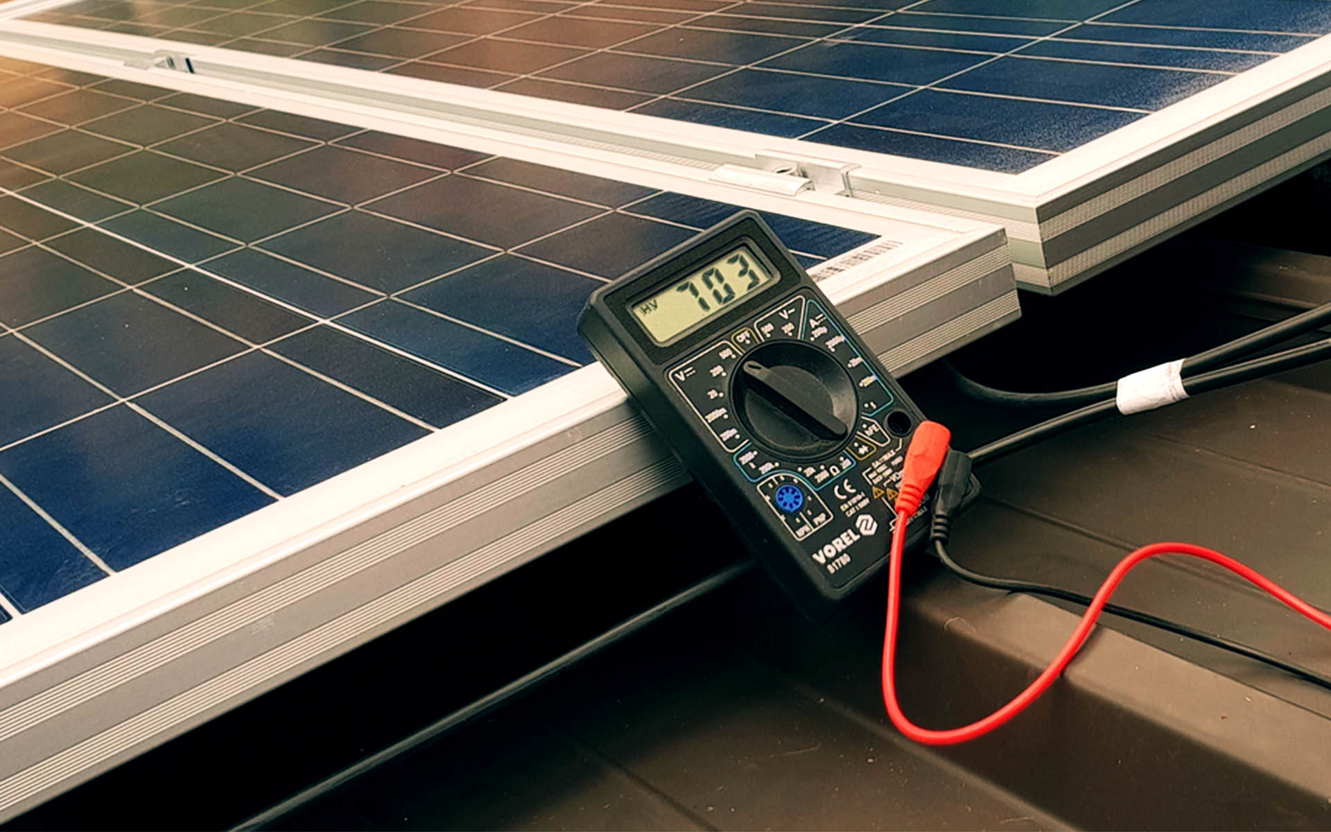 Aurinko­paneelit omakotitaloon | EnergiaEki kilpailuttaa